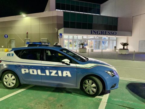 Doppio furto al Cuore Adriatico, 25enne ruba maglioni e jeans ...