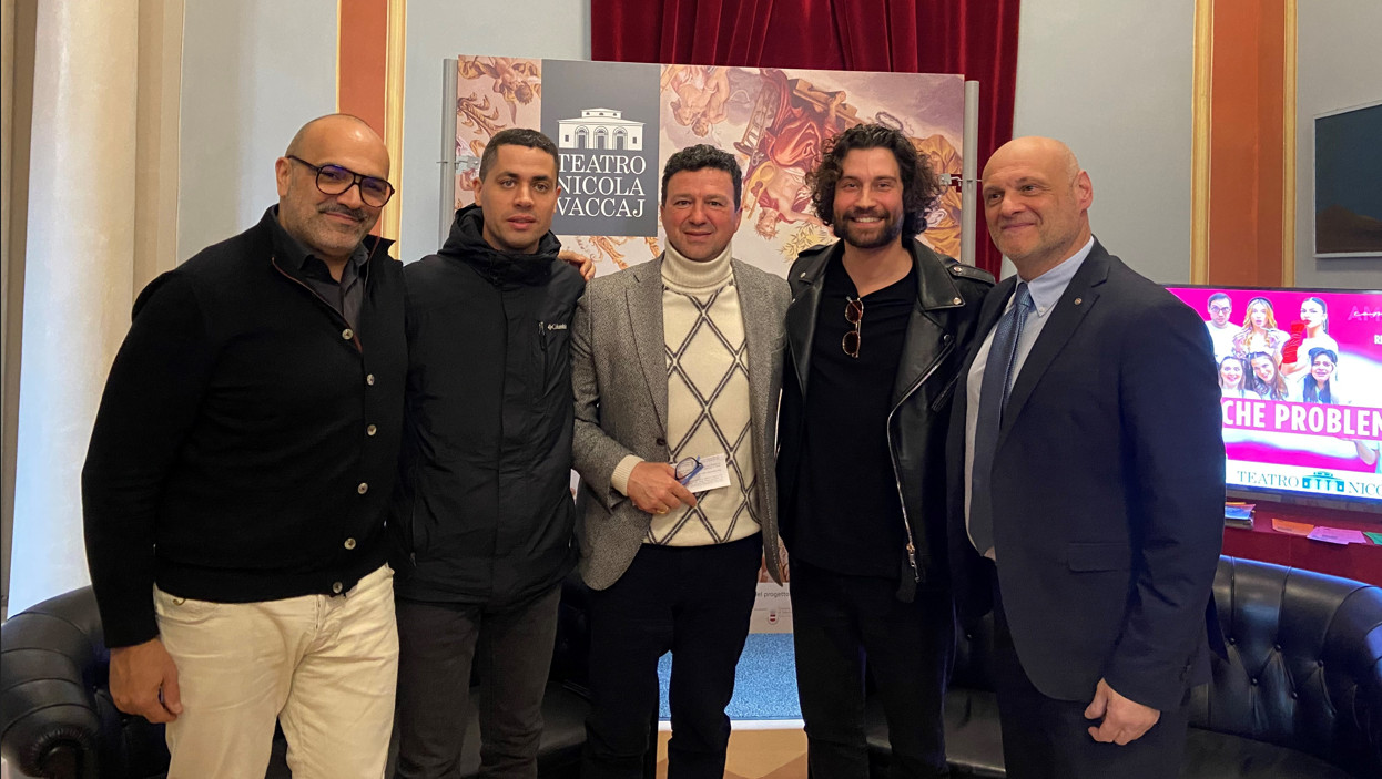 “Ma che problemi hai?” Riccioni esordisce come regista teatrale e porta ...