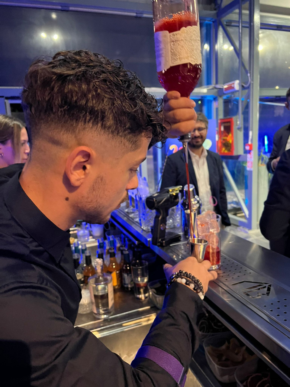 Indrit, il barman maceratese che fa i cocktail per Cracco: «Un sogno ...