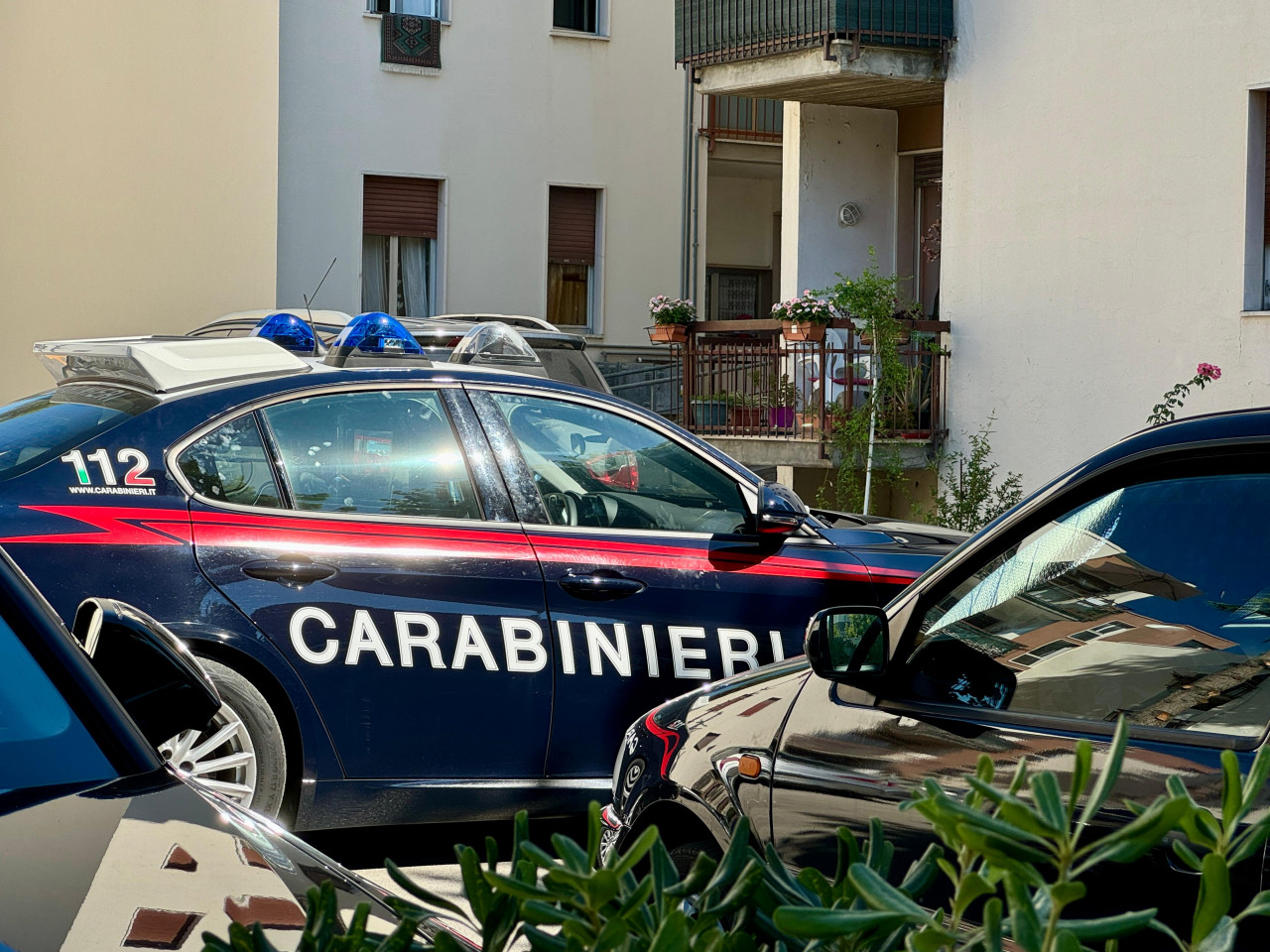 Minaccia di buttarsi dalla finestra, salvato dopo un’ora di trattative ...