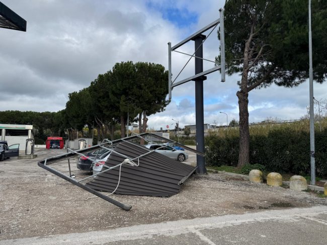Crolla un pannello pubblicitario, danneggiate due auto (Foto ...
