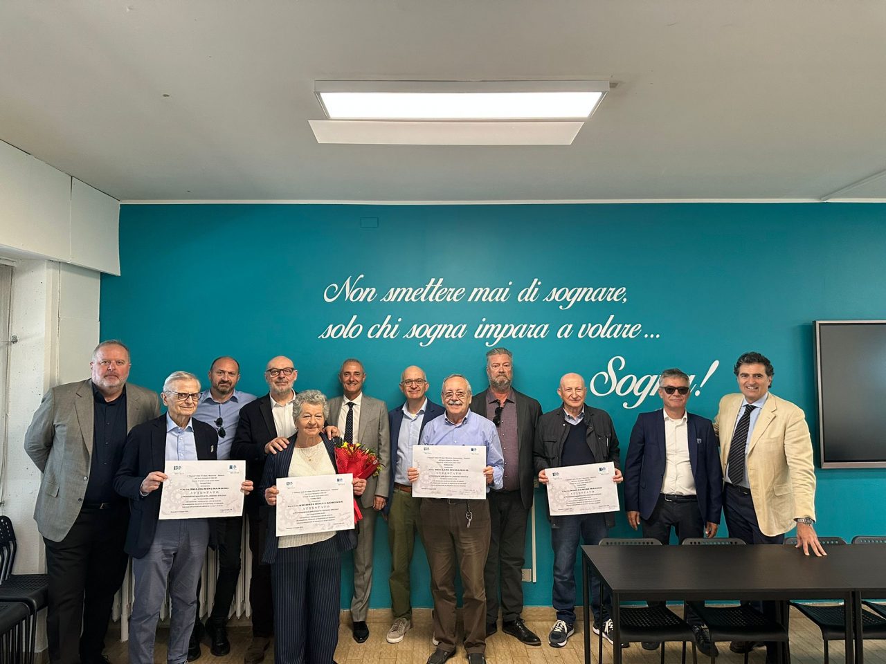 Rimpatriata speciale al Mattei, tornano a scuola a 40 anni dal diploma ...