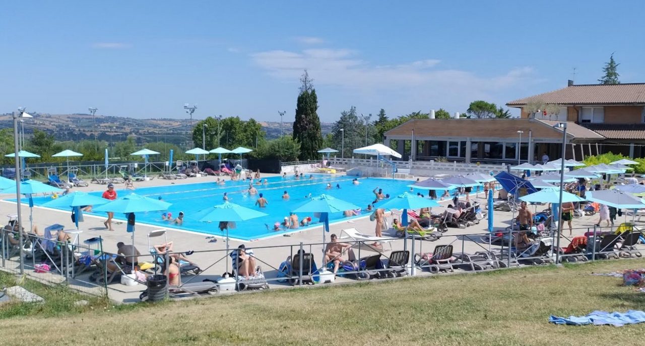 Riapre la “spiaggia di Macerata” Da lunedì tuffi alla piscina ...