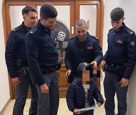 Bimbo vaga da solo per strada ma non parla italiano: salvato dalla ...