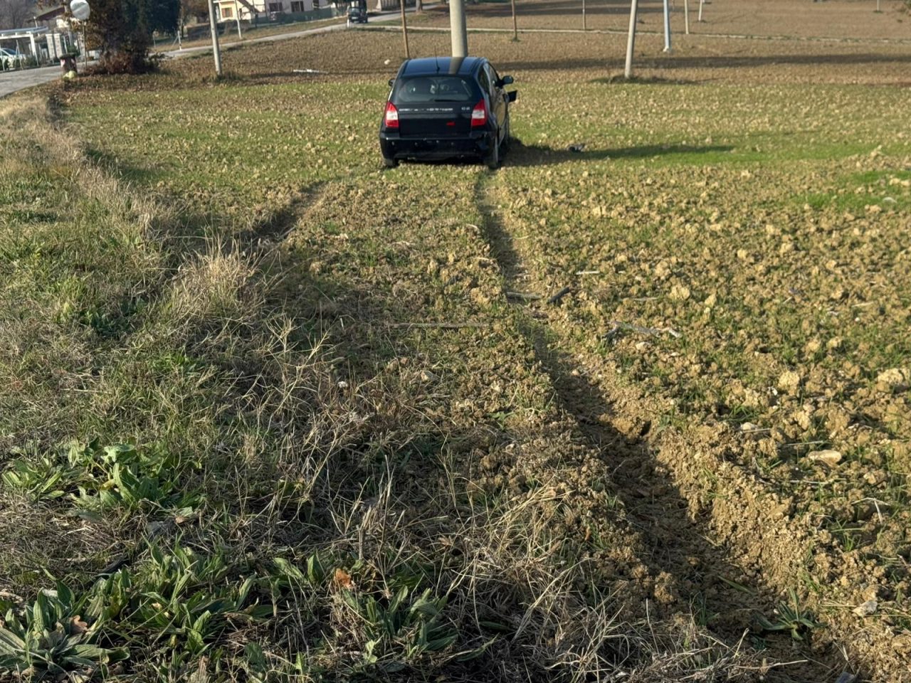 Auto finisce in un campo e centra palo della luce | Cronache Maceratesi