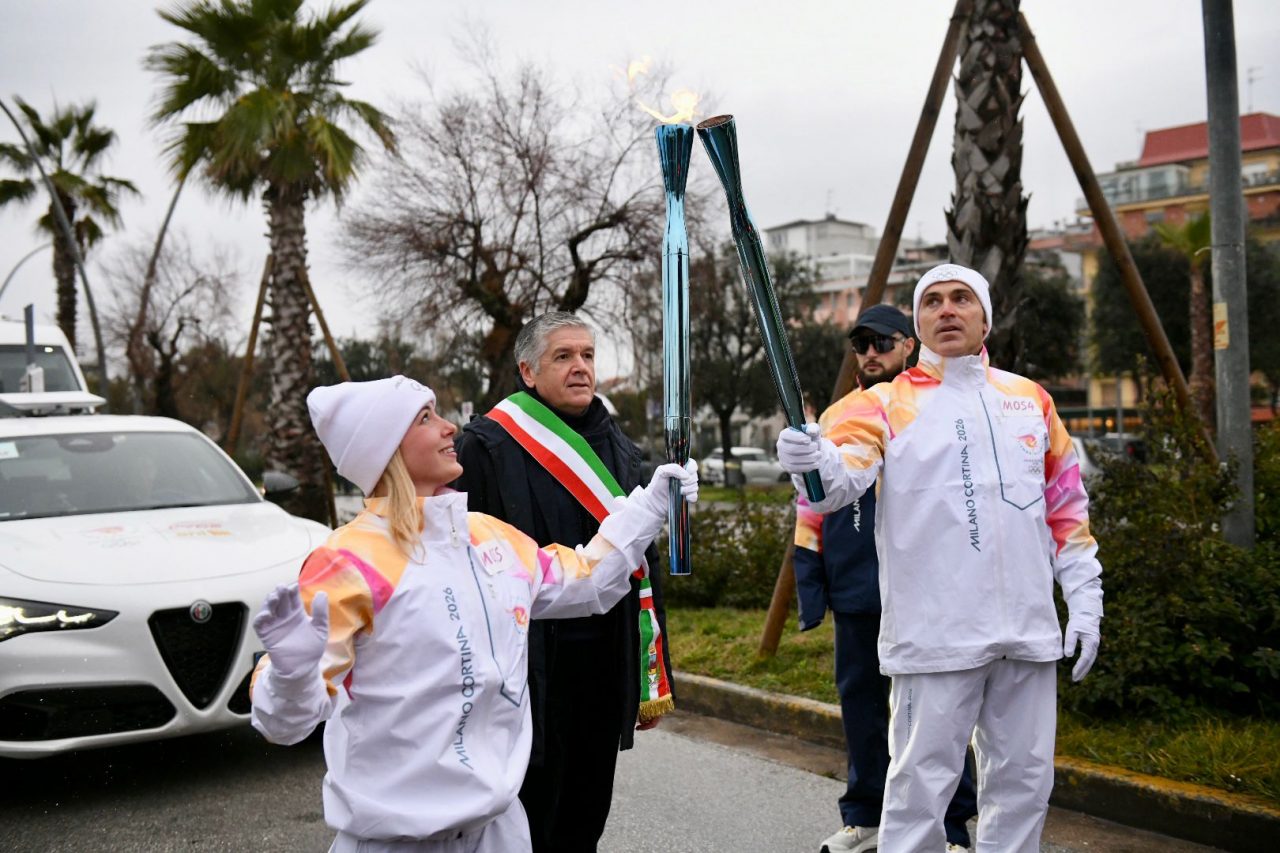 La fiaccola olimpica brilla sotto la pioggia e illumina Macerata e ...