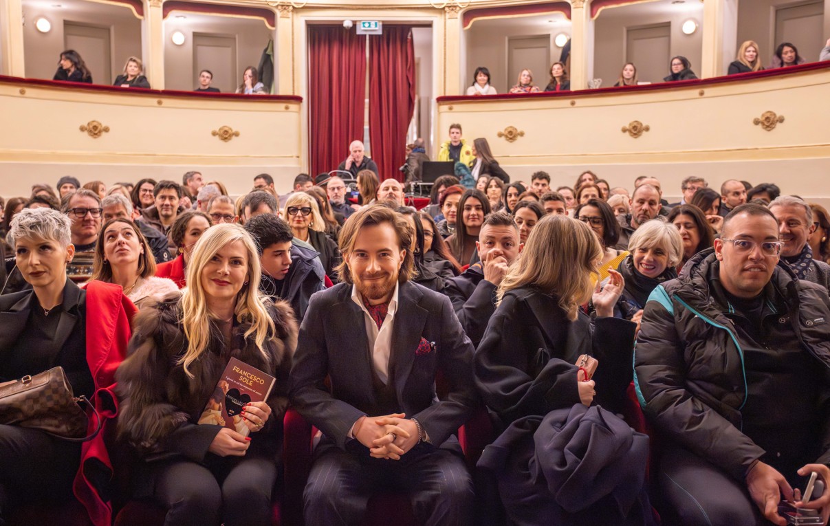 Teatro pieno per Francesco Sole: «L’amore resta una grande domanda ...