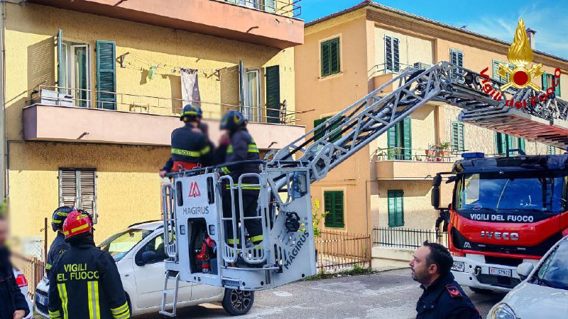 Va sul tetto e minaccia di buttarsi, salvato da vigili del fuoco e ...