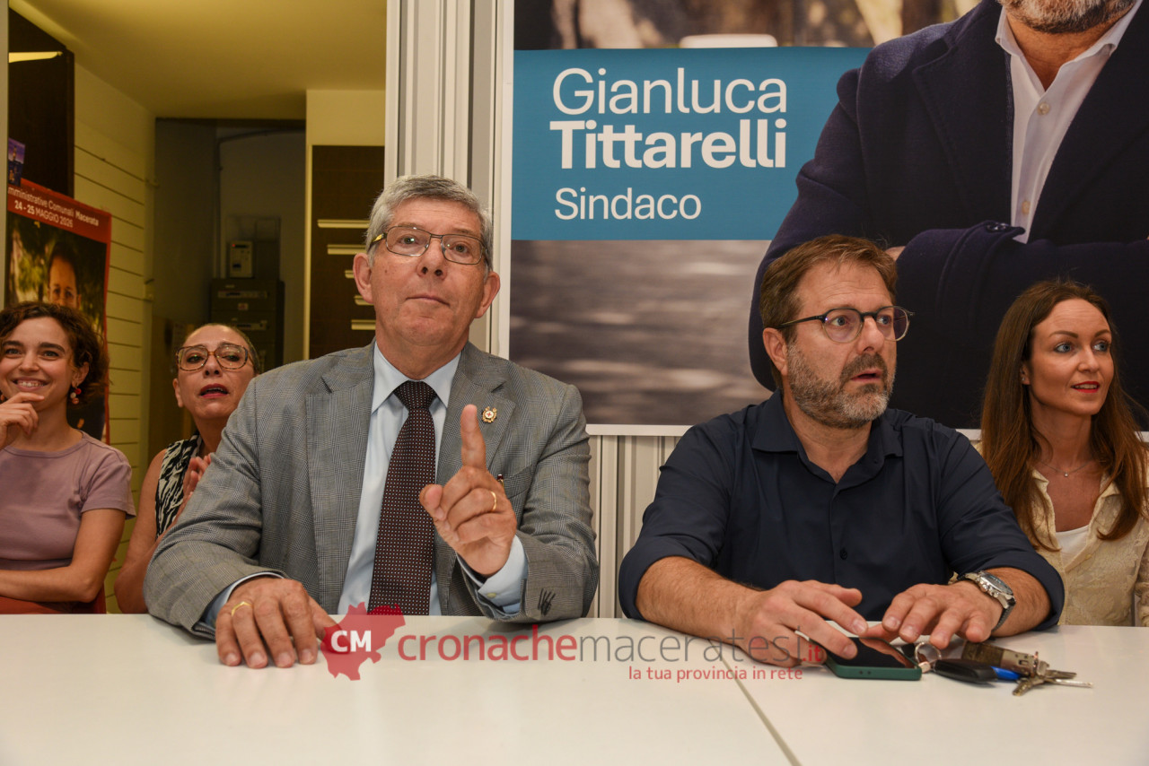«Parcaroli tenuto in piedi con lo scotch dai poteri e dalle truppe ...