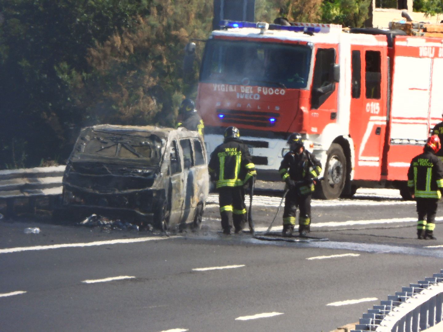 Auto van in fiamme sull’A14 (Foto/Video) | Cronache Maceratesi