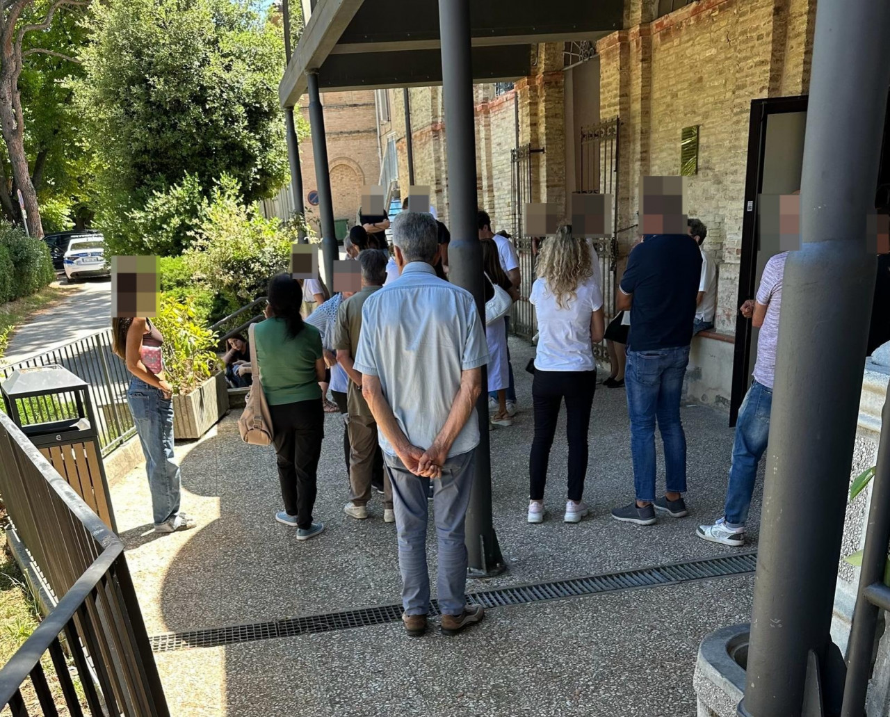 Macerata si stringe intorno a Nicolas, il papà: «Non ci sono parole ...